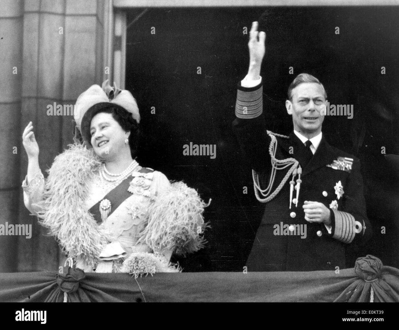 Le roi George VI et la reine mère vague à foule Photo Stock - Alamy