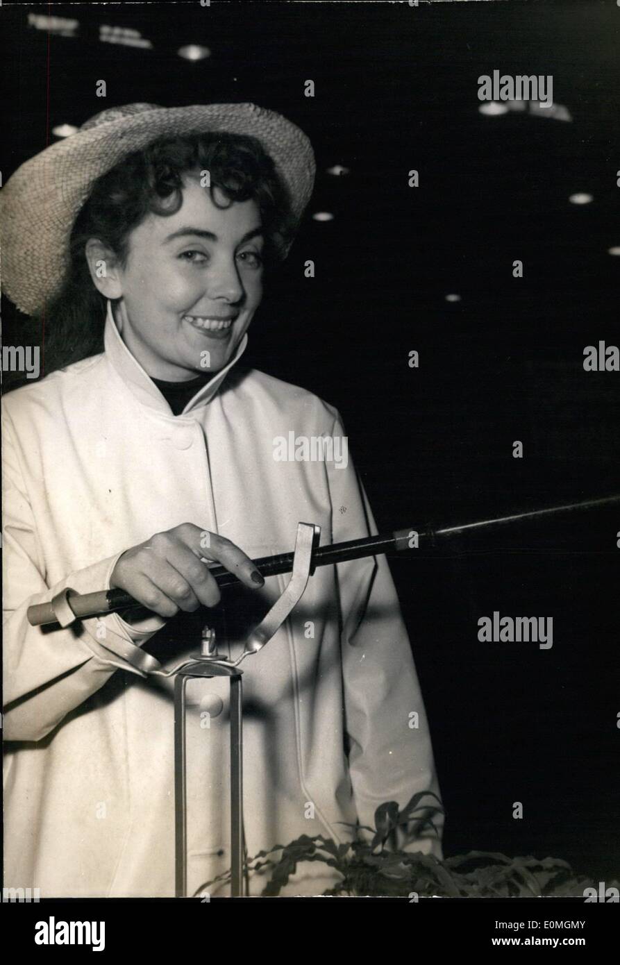 Avril 04, 1955 - Les inventeurs annuel Show ouvre à Paris. Un outil ...