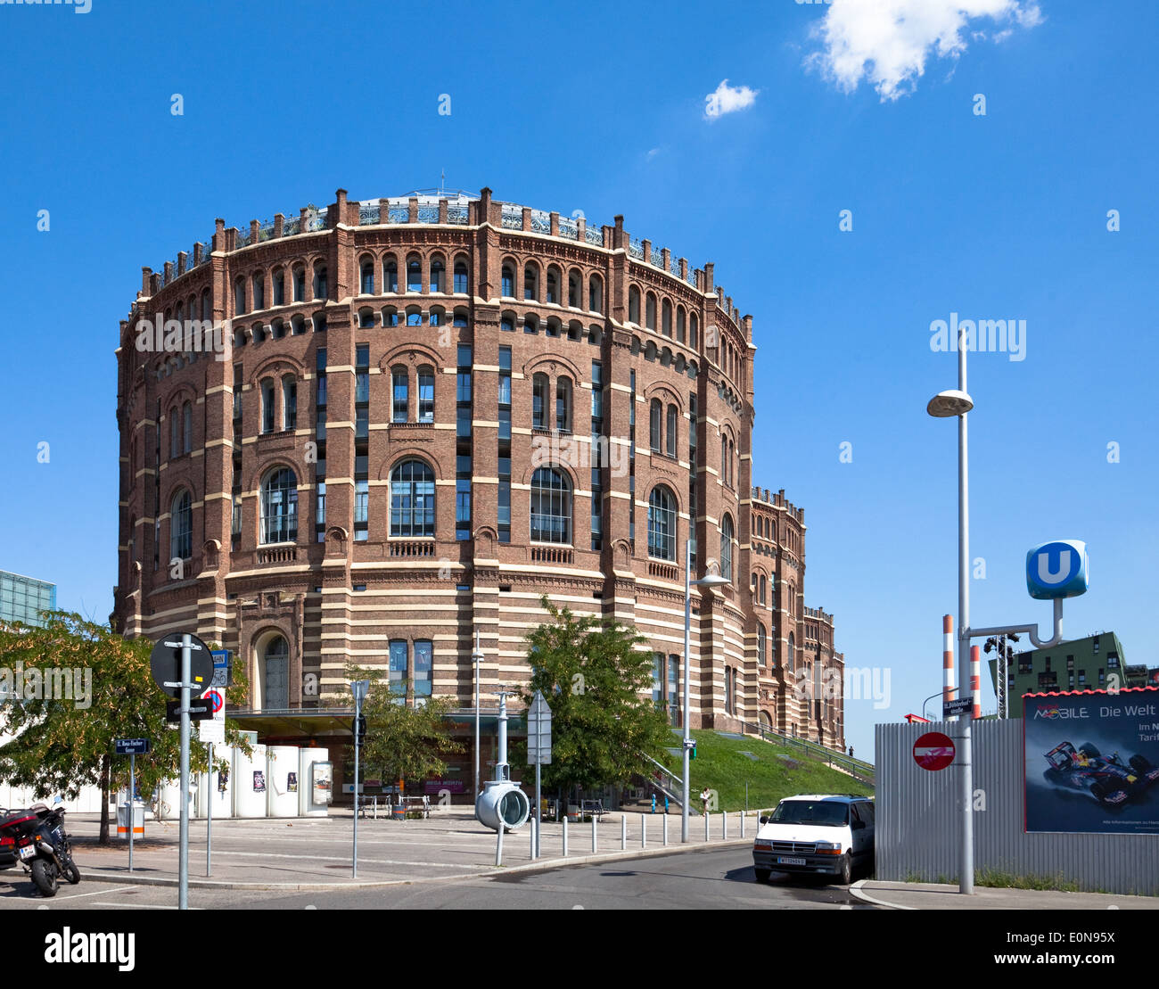 Wohnhausanlage im gasometer Banque de photographies et d’images à haute ...