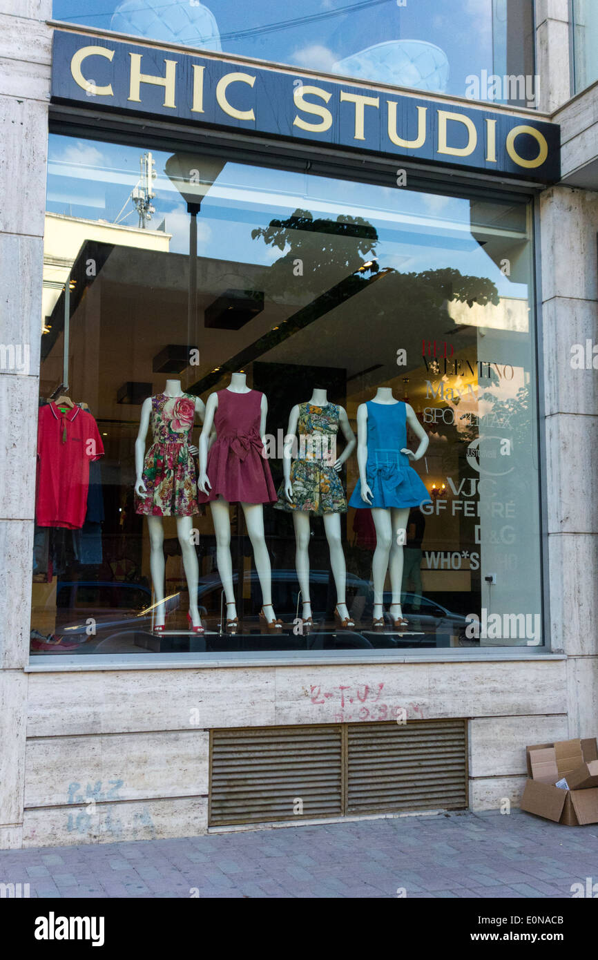 Studio chic magasin de vêtements de marque de luxe, quartier Blloku ...