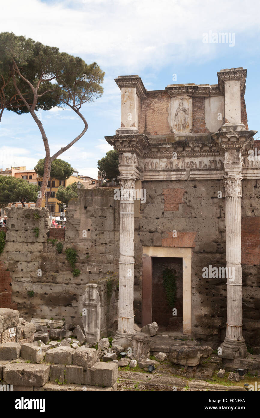Italy rome forum nerva temple Banque de photographies et d’images à ...