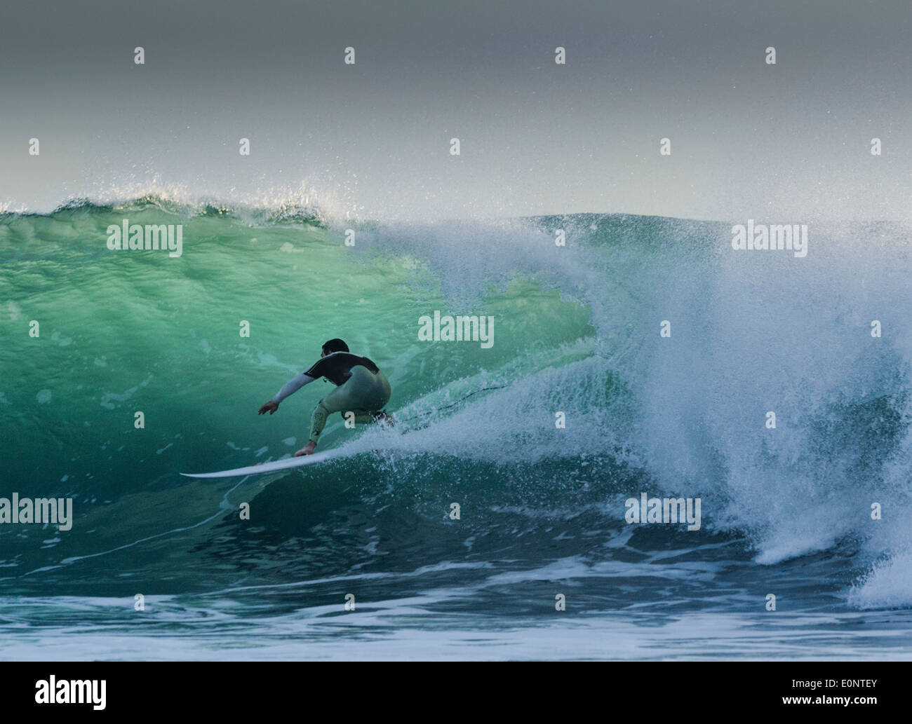 Surfeur sur une vague Banque de photographies et d’images à haute ...