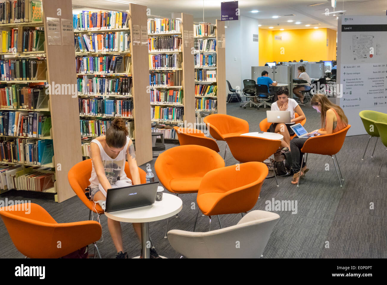 Student studying library Banque de photographies et d’images à haute ...