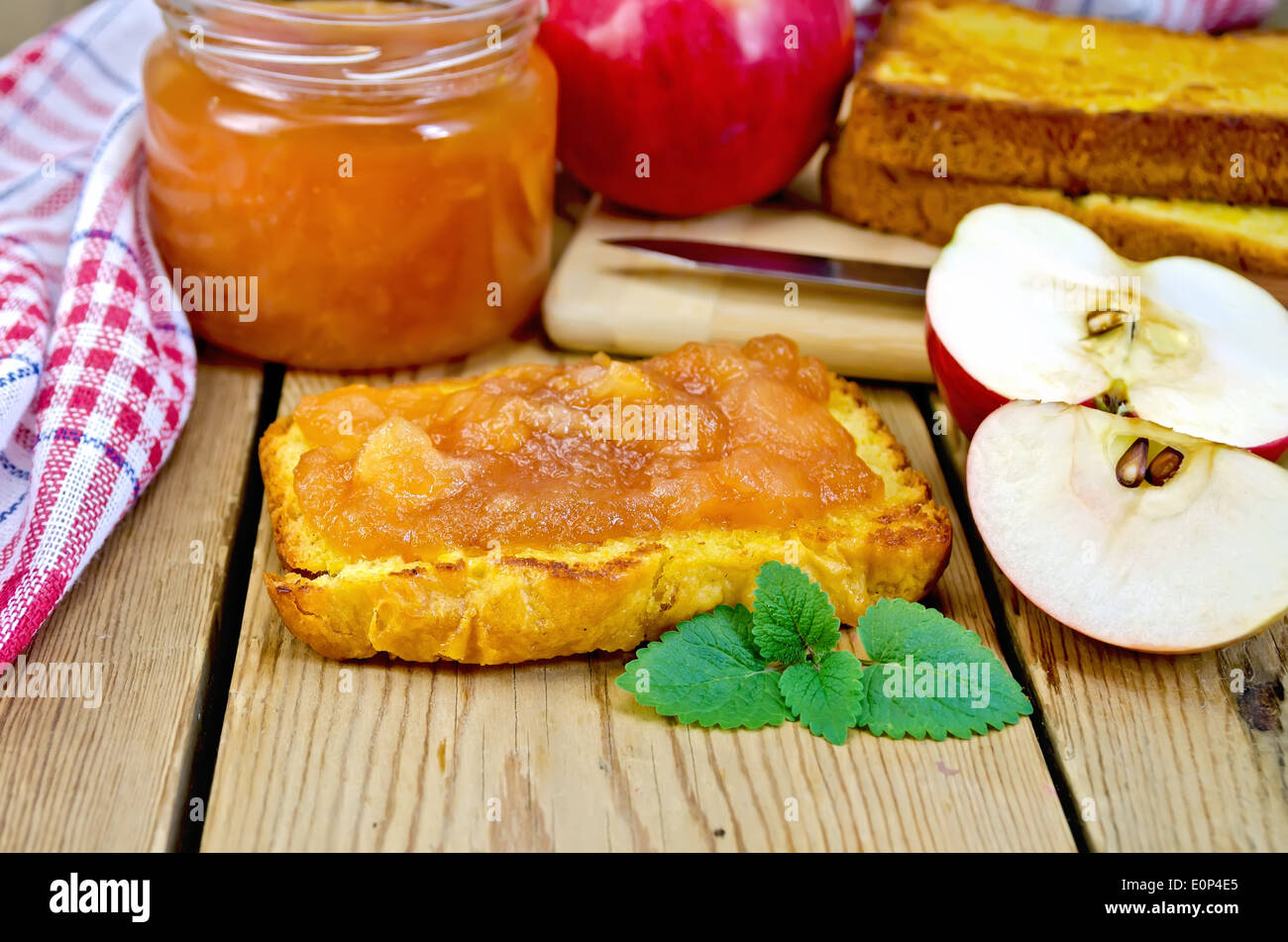 Confiture de pommes sur du pain grillé Banque de photographies et d ...