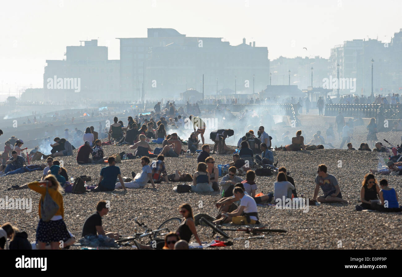 La fumée des barbecues se répand à travers Hove beach en début de ...