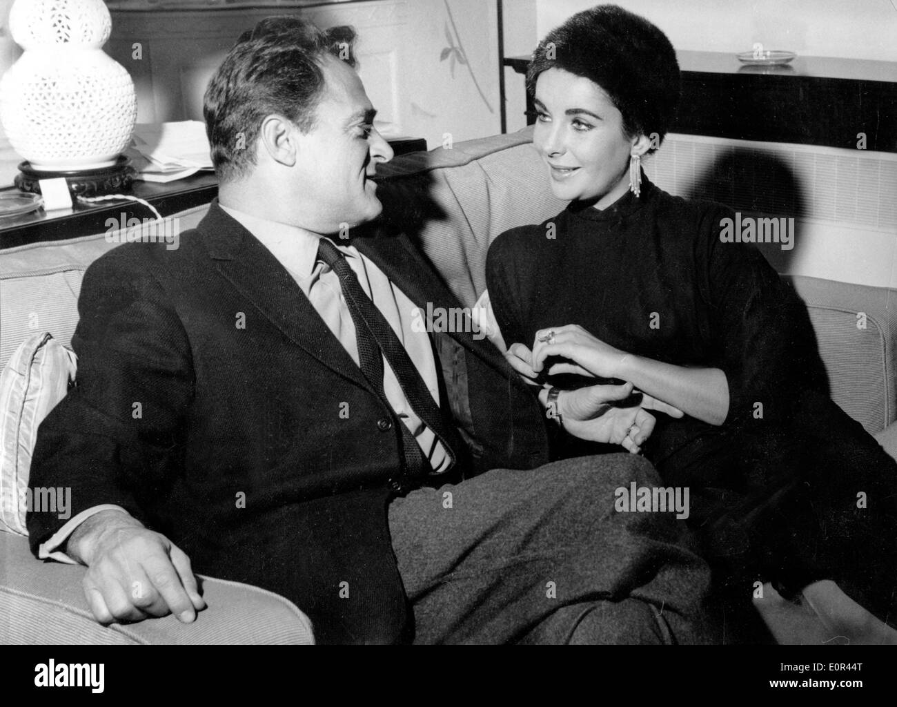 Michael todd and his wife elizabeth taylor Banque d'images noir et ...