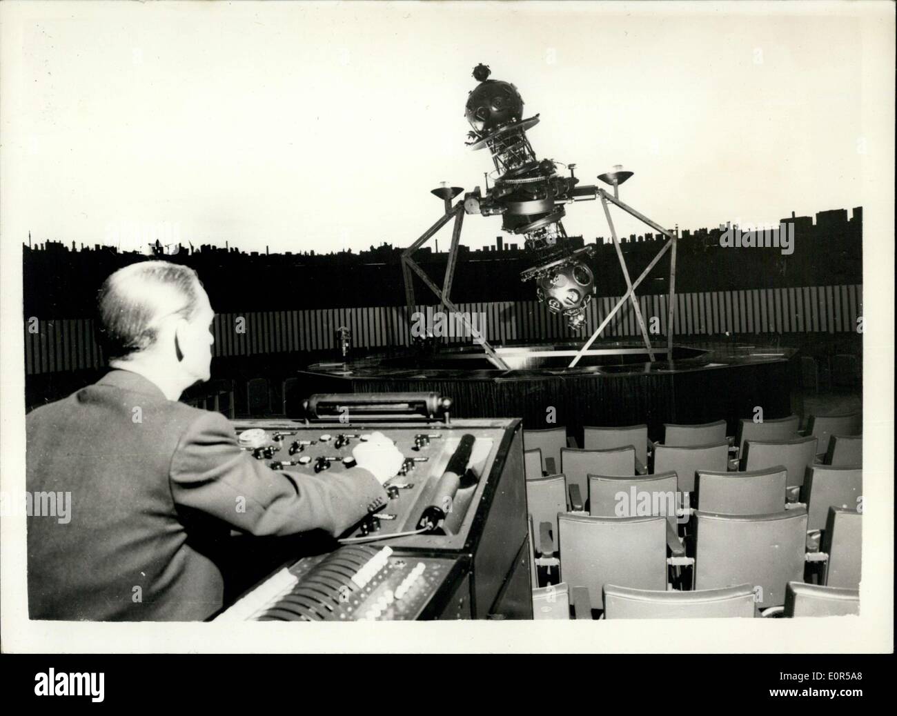 17 février 1958 - Aperçu de London's premier planétarium : Un essai a ...