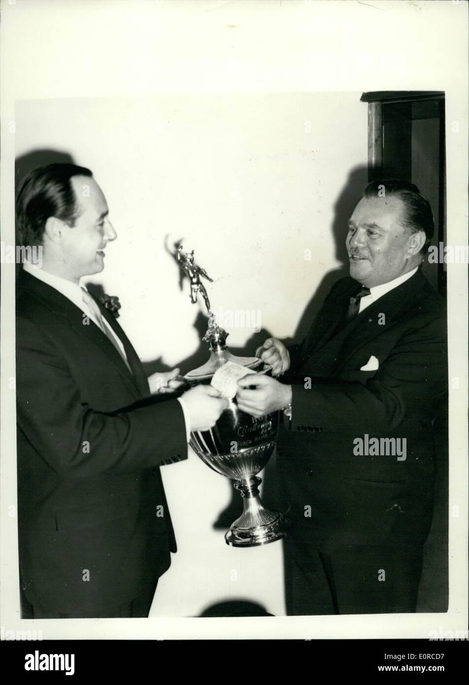 01 janv., 1959 - Speed King Donald Campbell reçoit le chèque et trophée ...