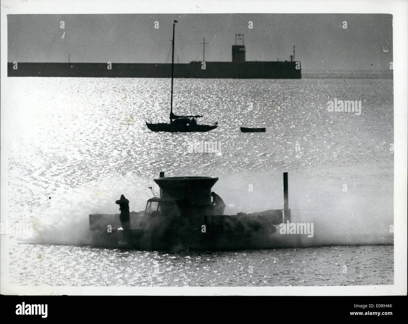 Juillet 07, 1959 - La "soucoupe volante" traverse la Manche. Britain's ...