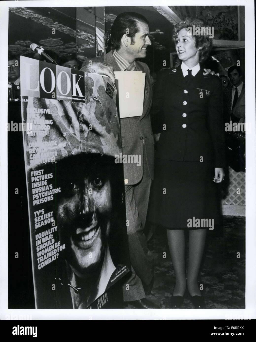 Le 08 mai 1960 - Daniel Filipacchi, Président de Look Magazine, pose avec couvercle objet le ...
