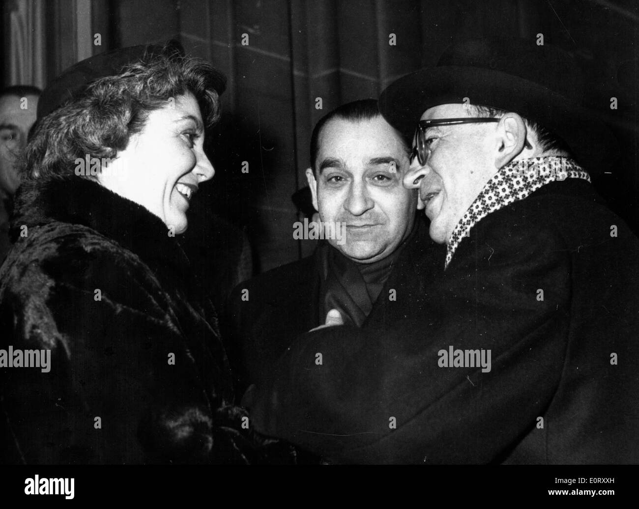 Homme politique français, PIERRE MENDES-FRANCE, centre parle avec sa ...