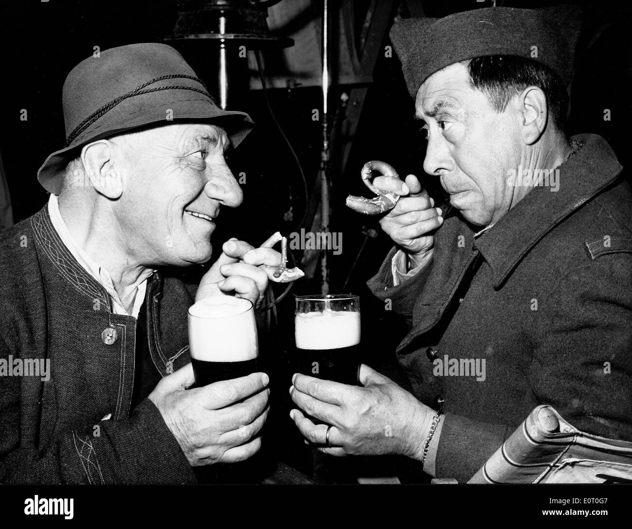 Fernandel acteur et un co-star boire une bière Photo Stock - Alamy