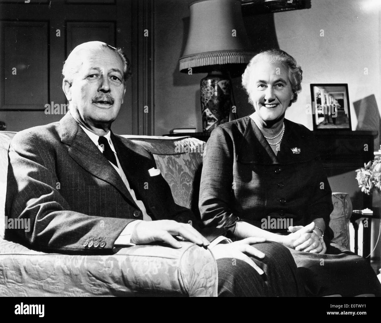 Harold macmillan et son épouse dorothy Banque de photographies et d ...