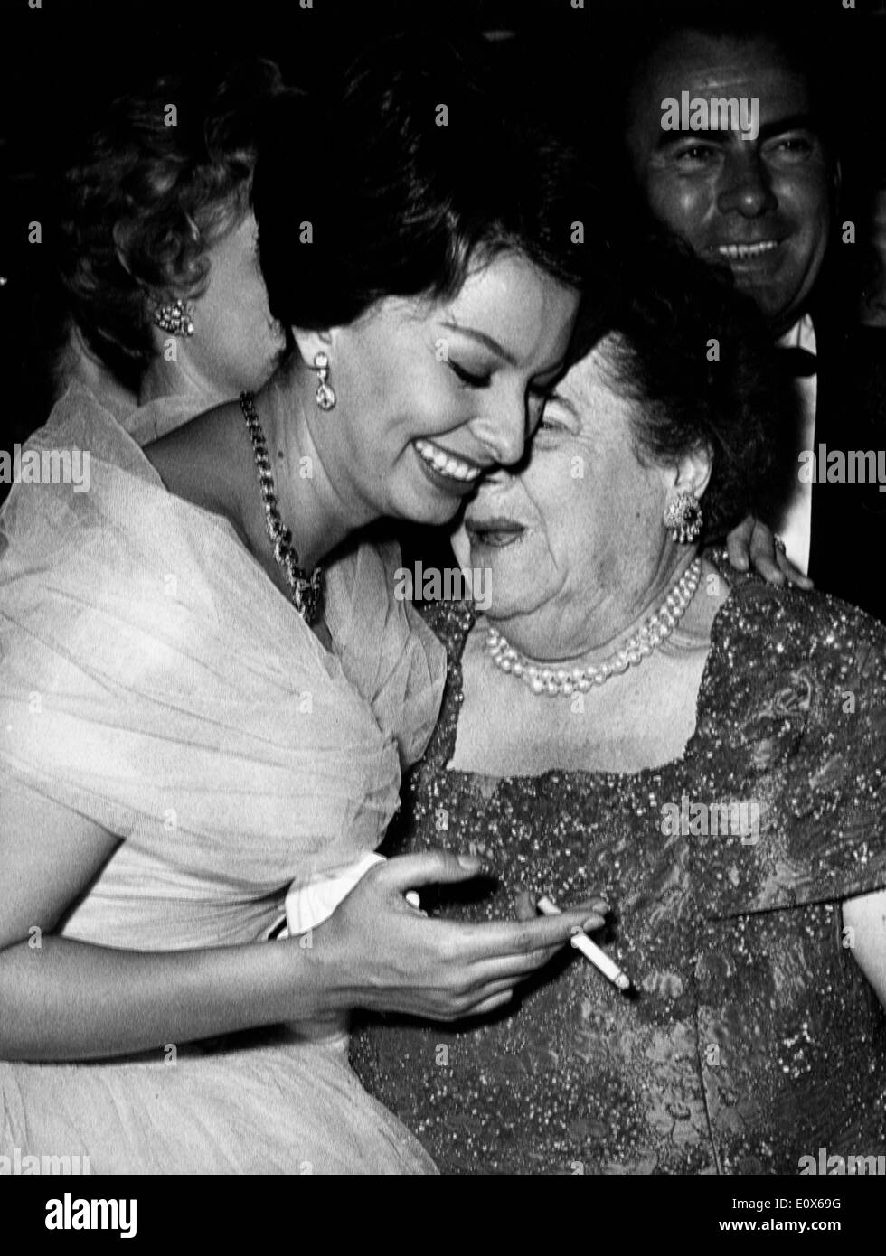 L'actrice Sophia Loren parle de journaliste Elsa Maxwell Photo Stock ...