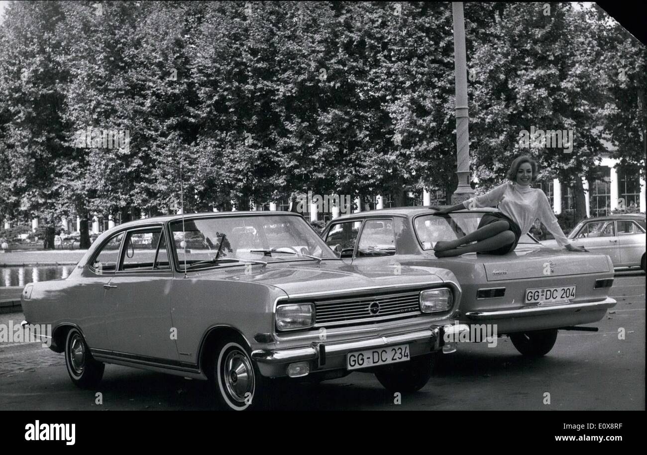 Septembre 09, 1965 - la ''Opel-Rekord 1965-1966'' dans l'avant-plan et ...