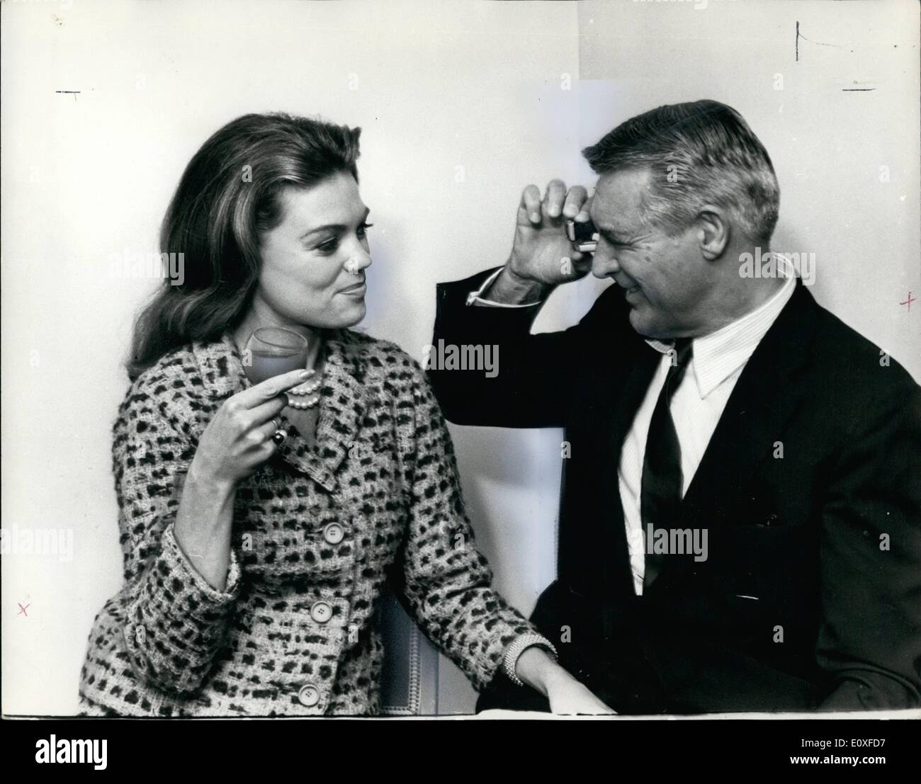 Cary grant actor 1966 Banque de photographies et d’images à haute ...