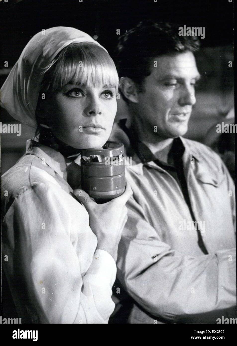 Le 14 septembre, 1966 - Sur la photo sont les acteurs Elke Sommer et Robert Stack. Ils sont les ...