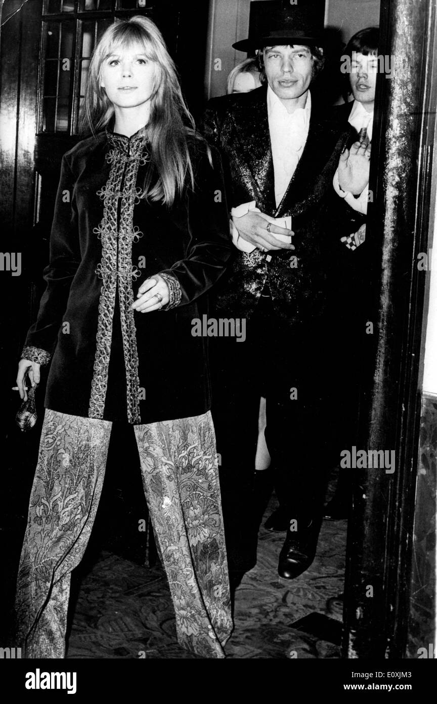 Le chanteur des Rolling Stones Mick Jagger laissant le Royal Ballet ...