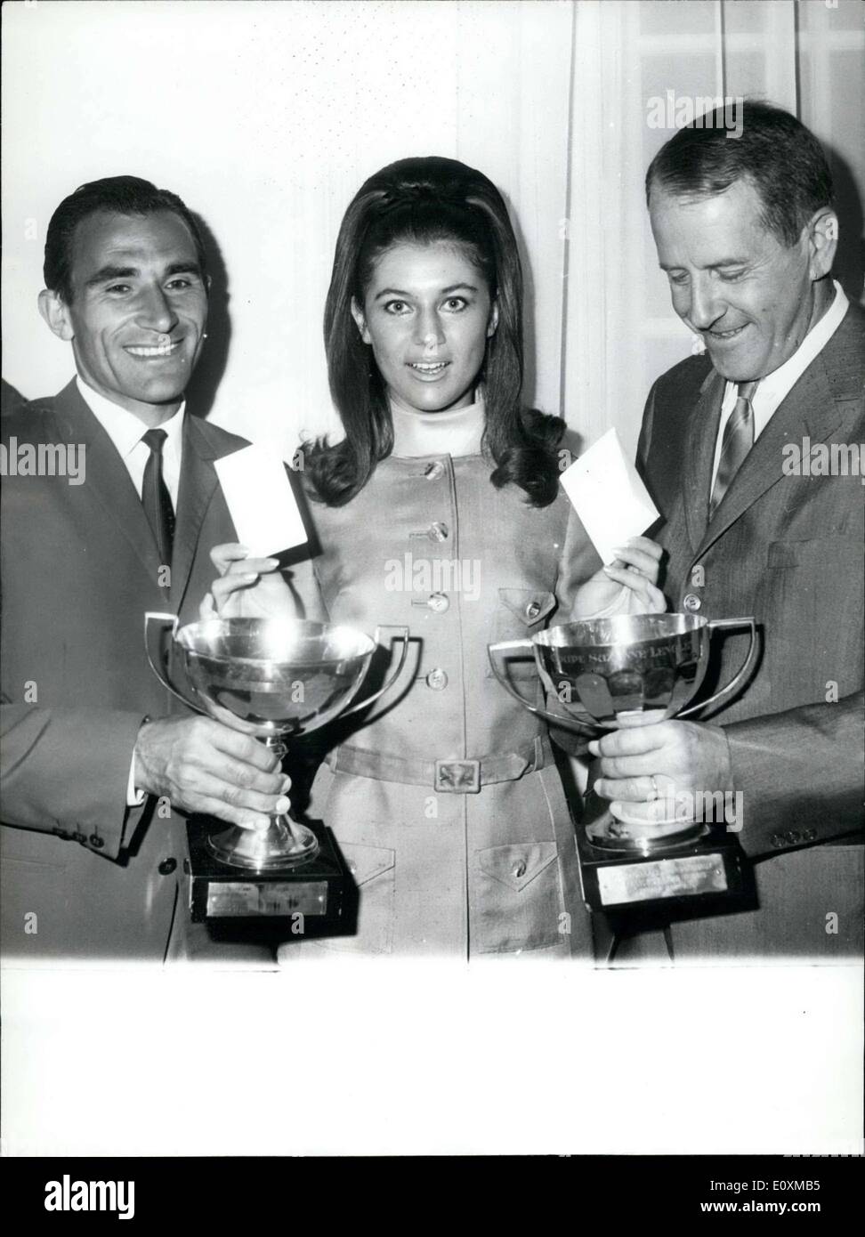 18 mai 1967 - La jeune chanteuse Sheila a appelé le deuxième tour de la ...