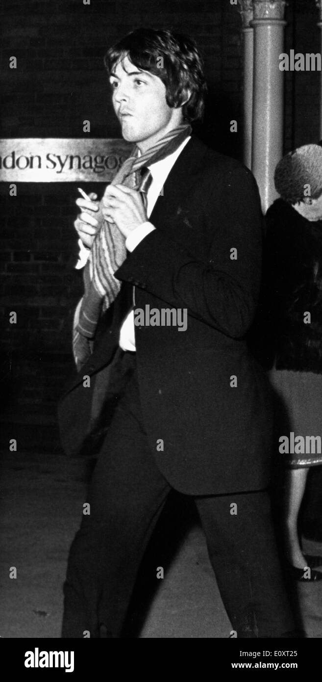 Memorial service to brian epstein Banque de photographies et d’images à ...