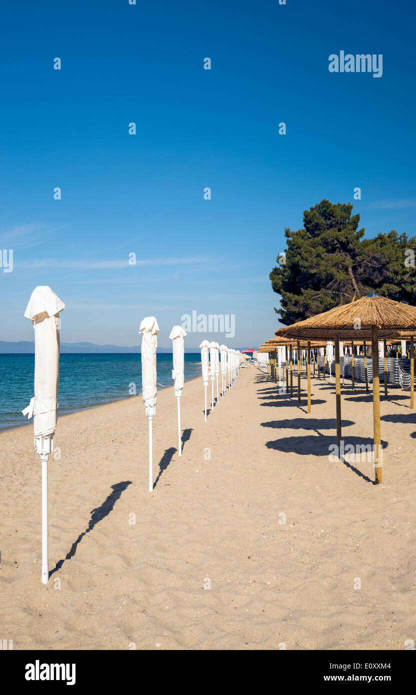 Parasols de plage bleus avec plage bleue Banque de photographies et d ...