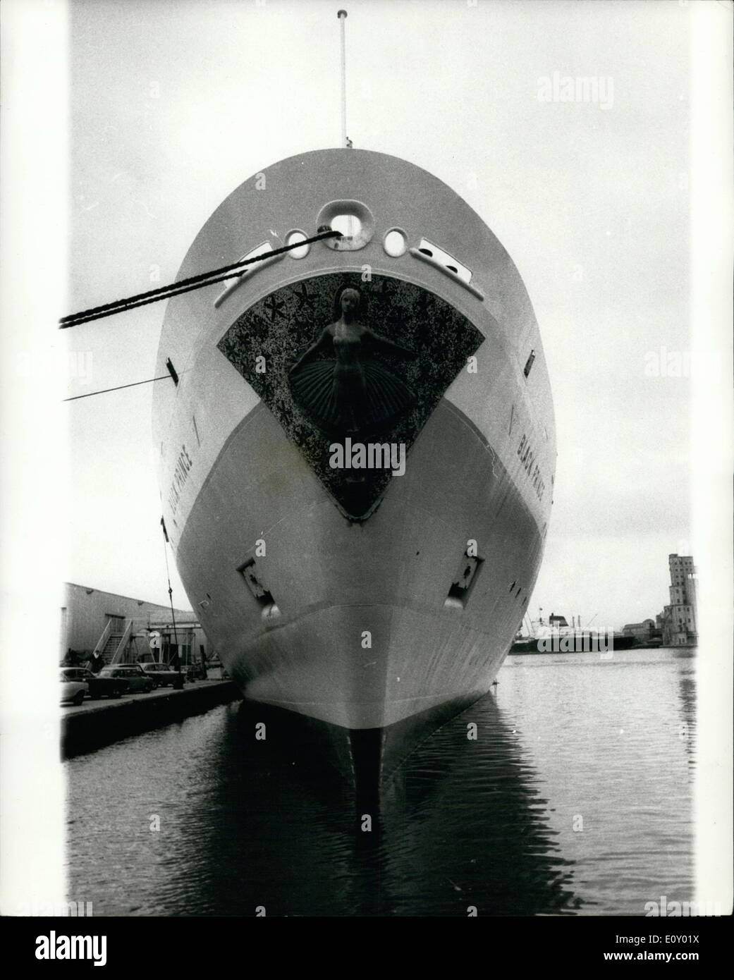 Avril 04, 1968 - une figure en bronze d'une ballerine norvégien ornent ...