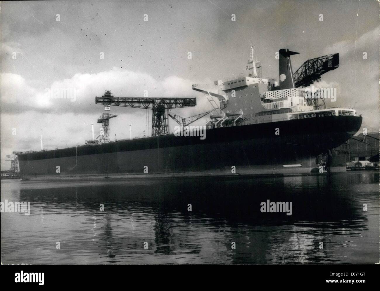 000 ton tanker launched at saint nazaire Banque de photographies et d ...