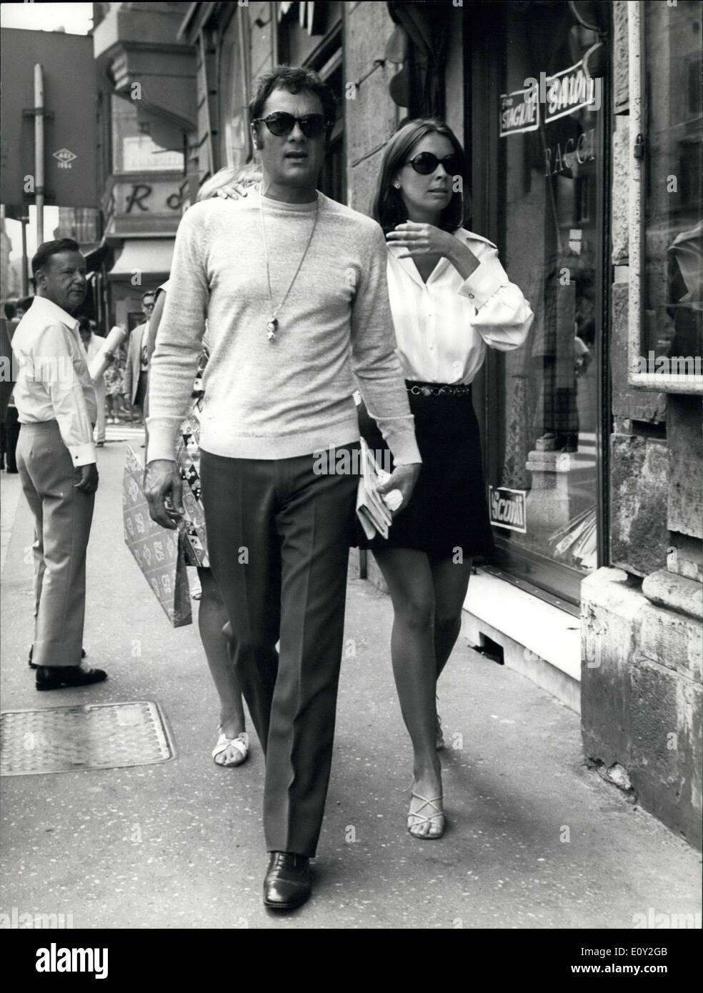 Tony curtis wife leslie allen Banque de photographies et d’images à ...