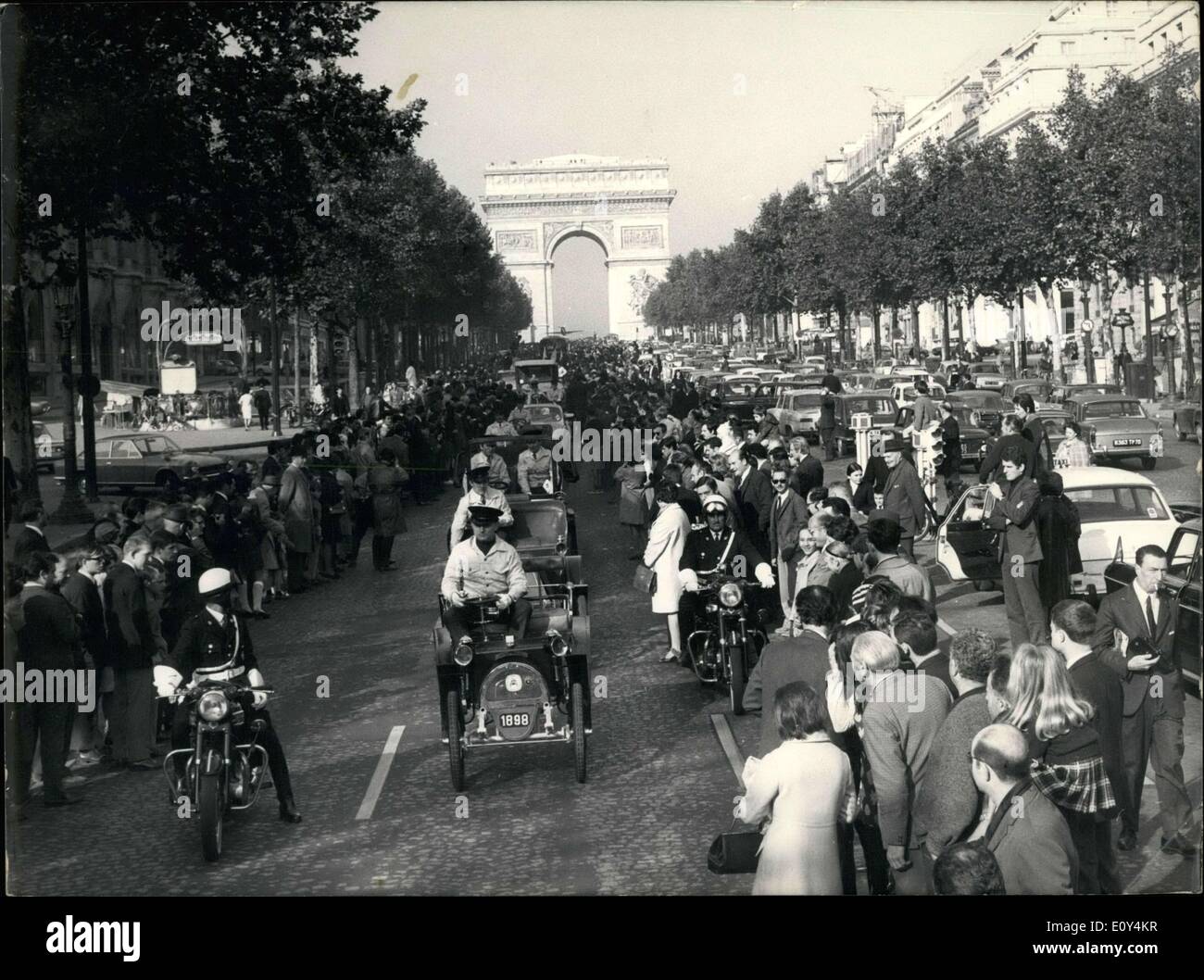 20 octobre 1968 - venant de Billancourt, une ligne de voitures Renault ...