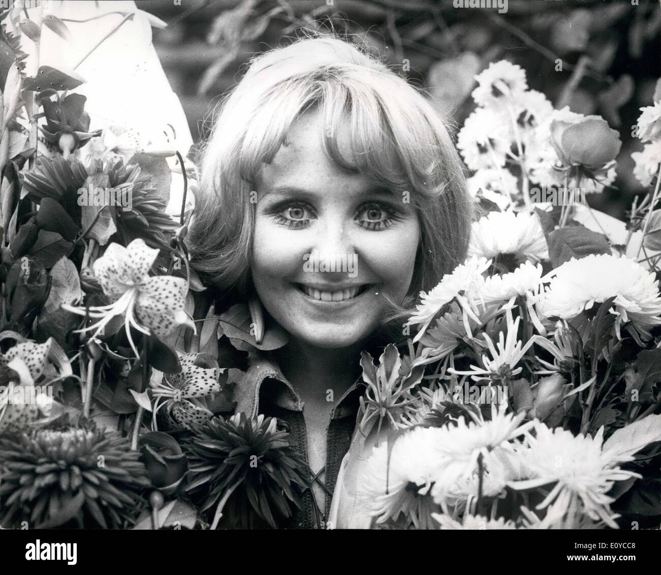 11 novembre 1969 - Pop Star Lulu célèbre sa 21e. Anniversaire demain ...