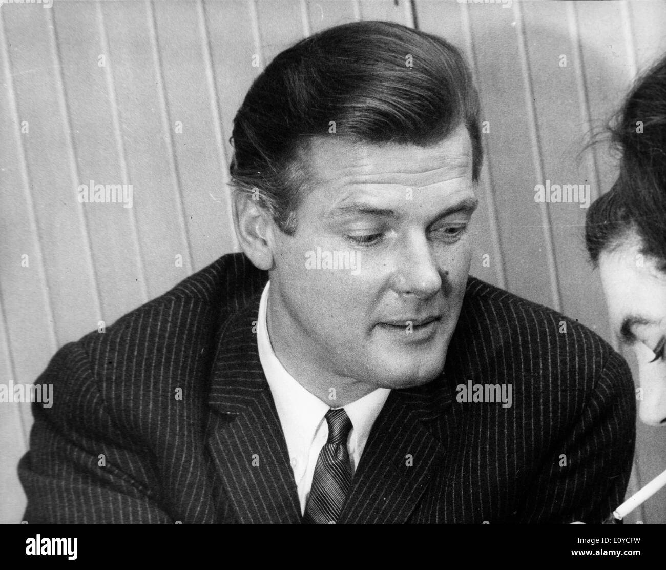 Roger george moore Banque d'images noir et blanc - Alamy
