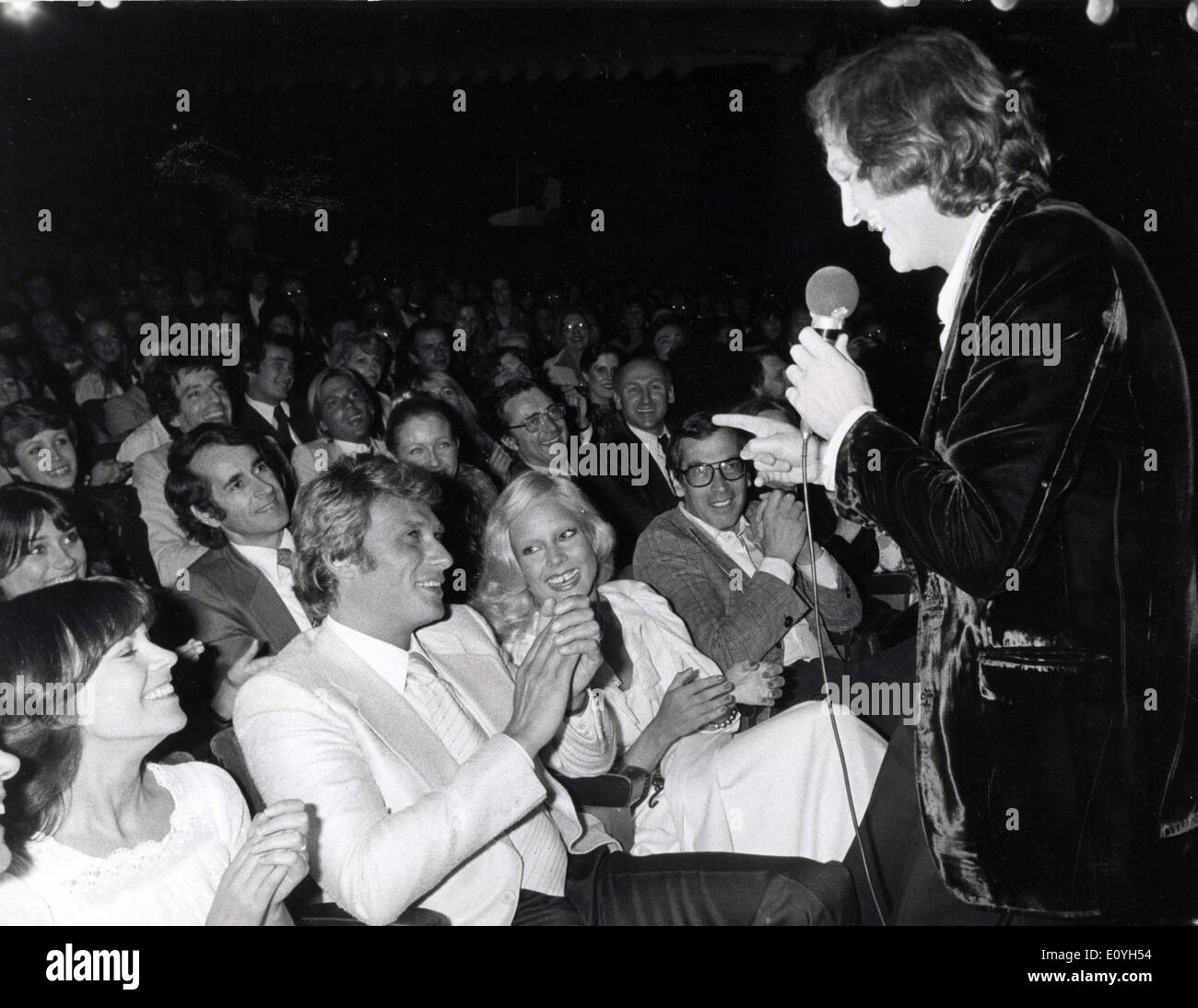 14 mai 1970 - Paris, France - JEAN JACQUES (R) chante pour ses amis JOHNNY HALLYDAY ) et Sylvie ...