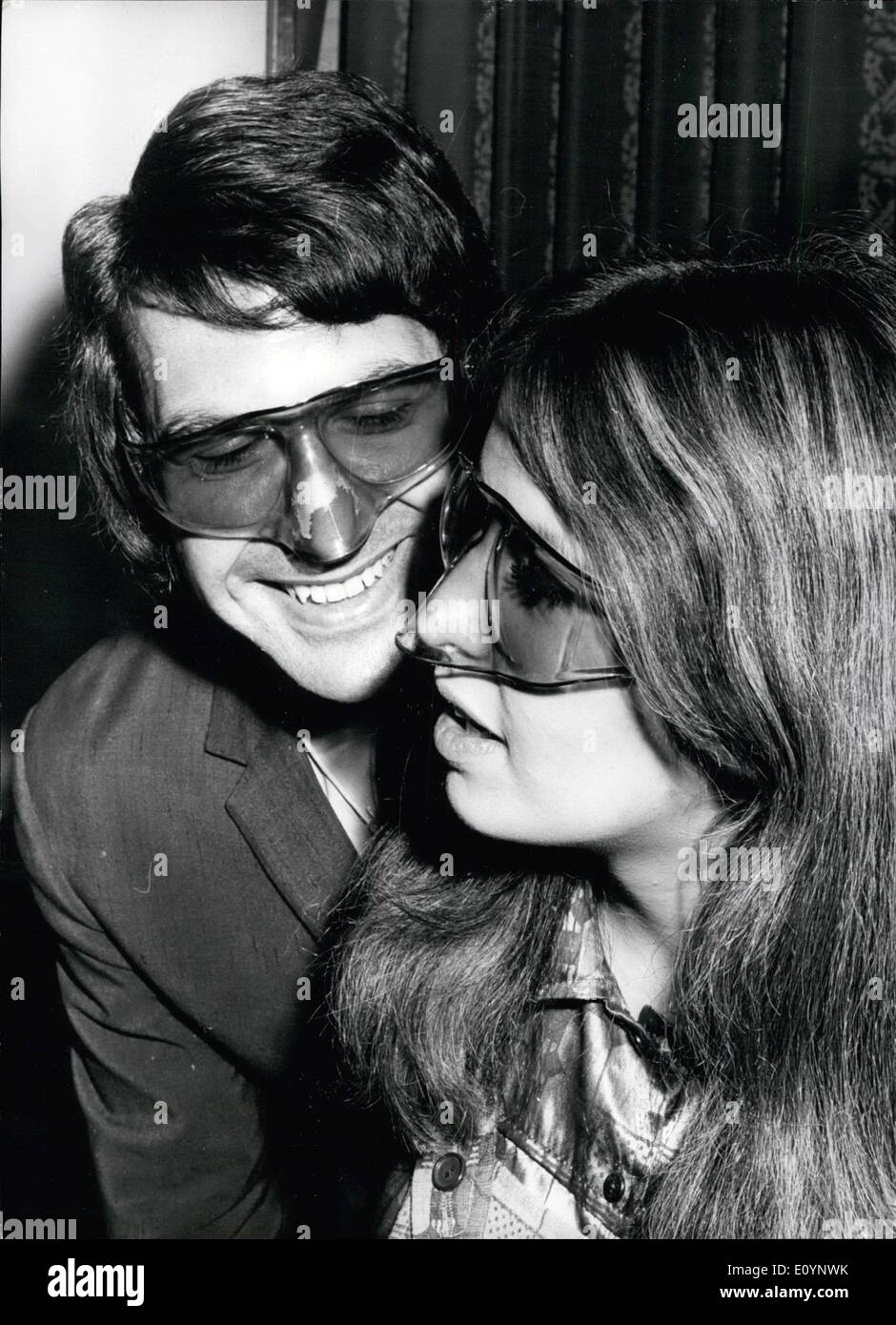 01 jan 1971 foire aux lunettes de soleil Banque de photographies et d ...