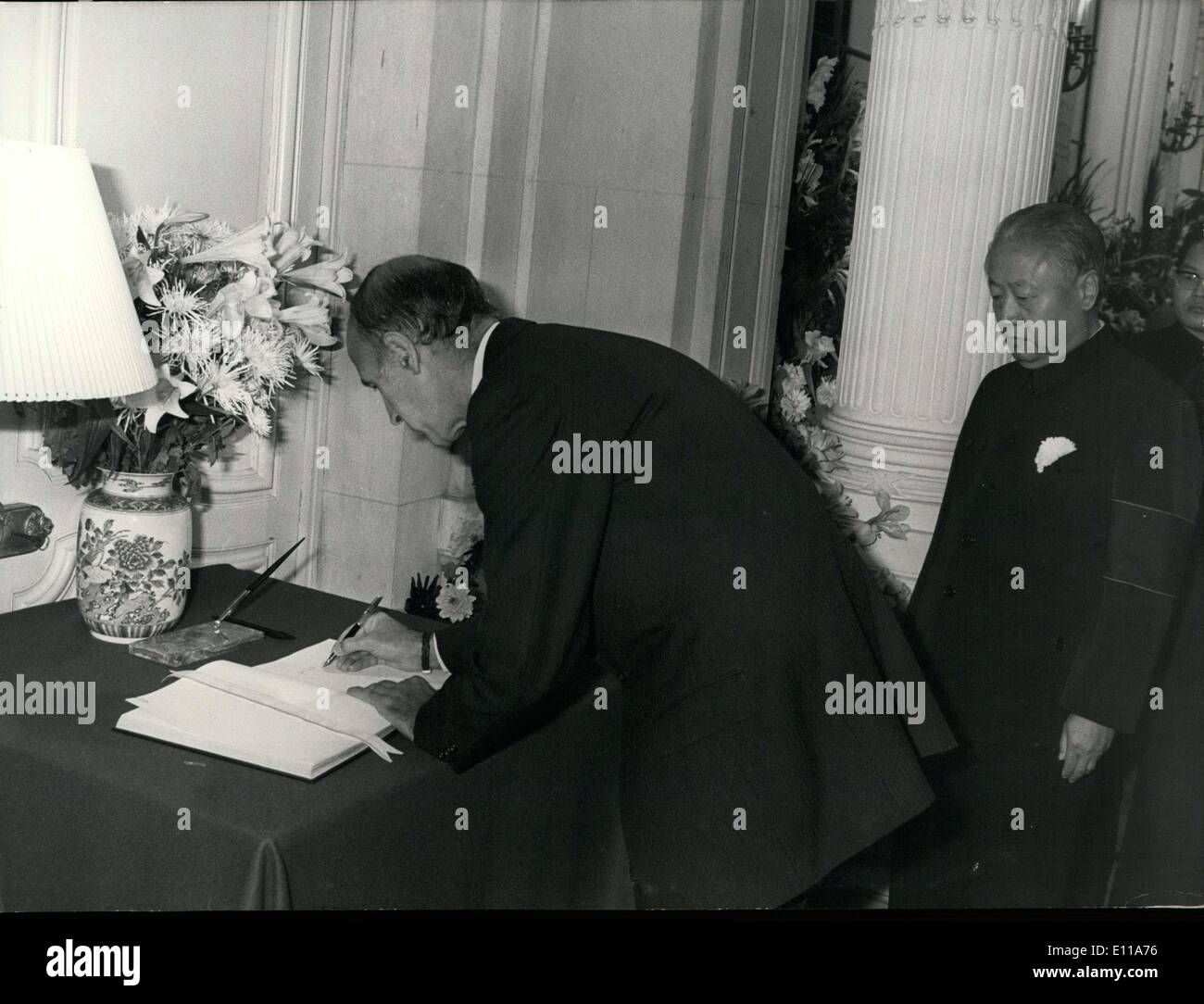 17 septembre 1976 - Giscard d'Estaing signe Livre de Mao Zedong's ...