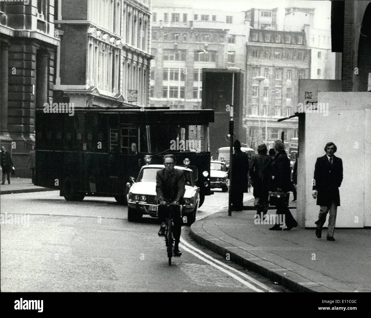 01 janvier 1977 - Big Contrôle de sécurité à l'Old Bailey pour le début ...