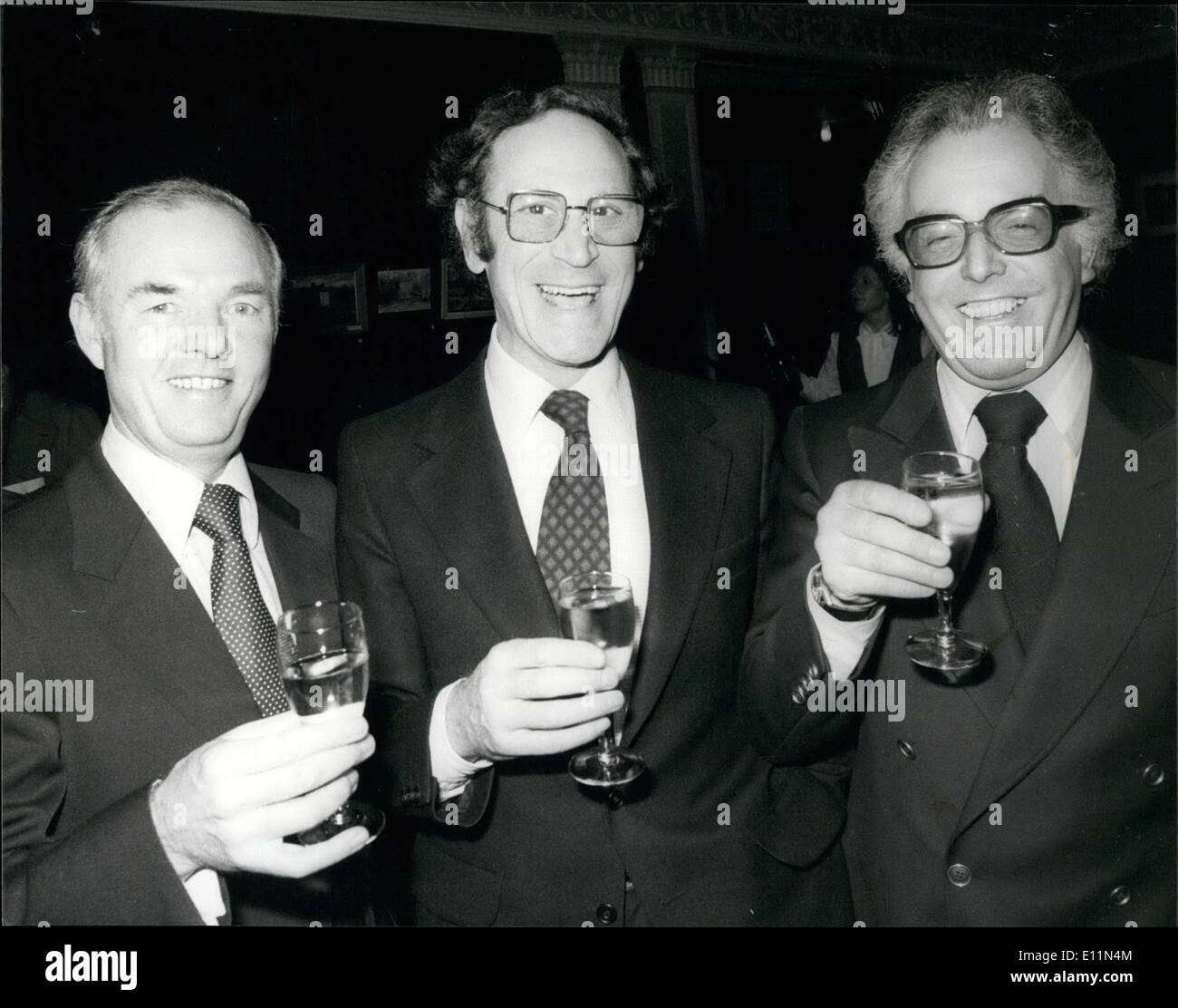 Ray cooney Banque de photographies et d’images à haute résolution - Alamy