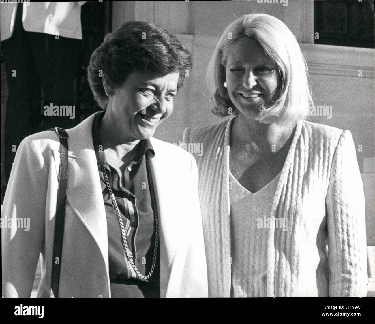 Le 12 décembre 1980 - Joan Kennedy et sa fille visiter Athènes. : Joan ...