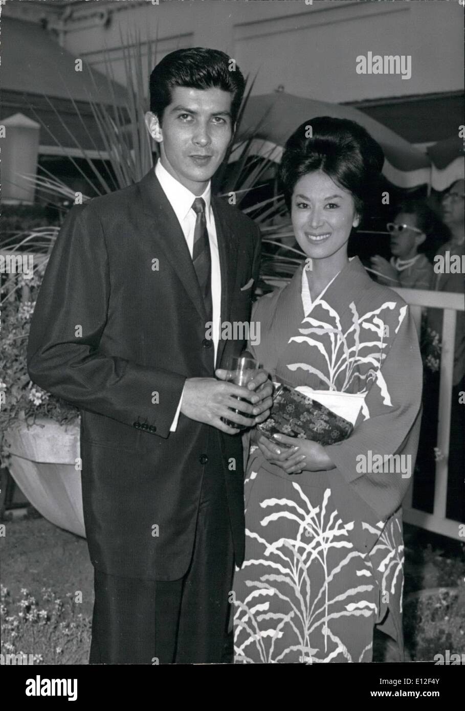 21 décembre 2011 - Le festival de Cannes : le Japon acteur et actrice Keiko Kishi l'épouse de ...