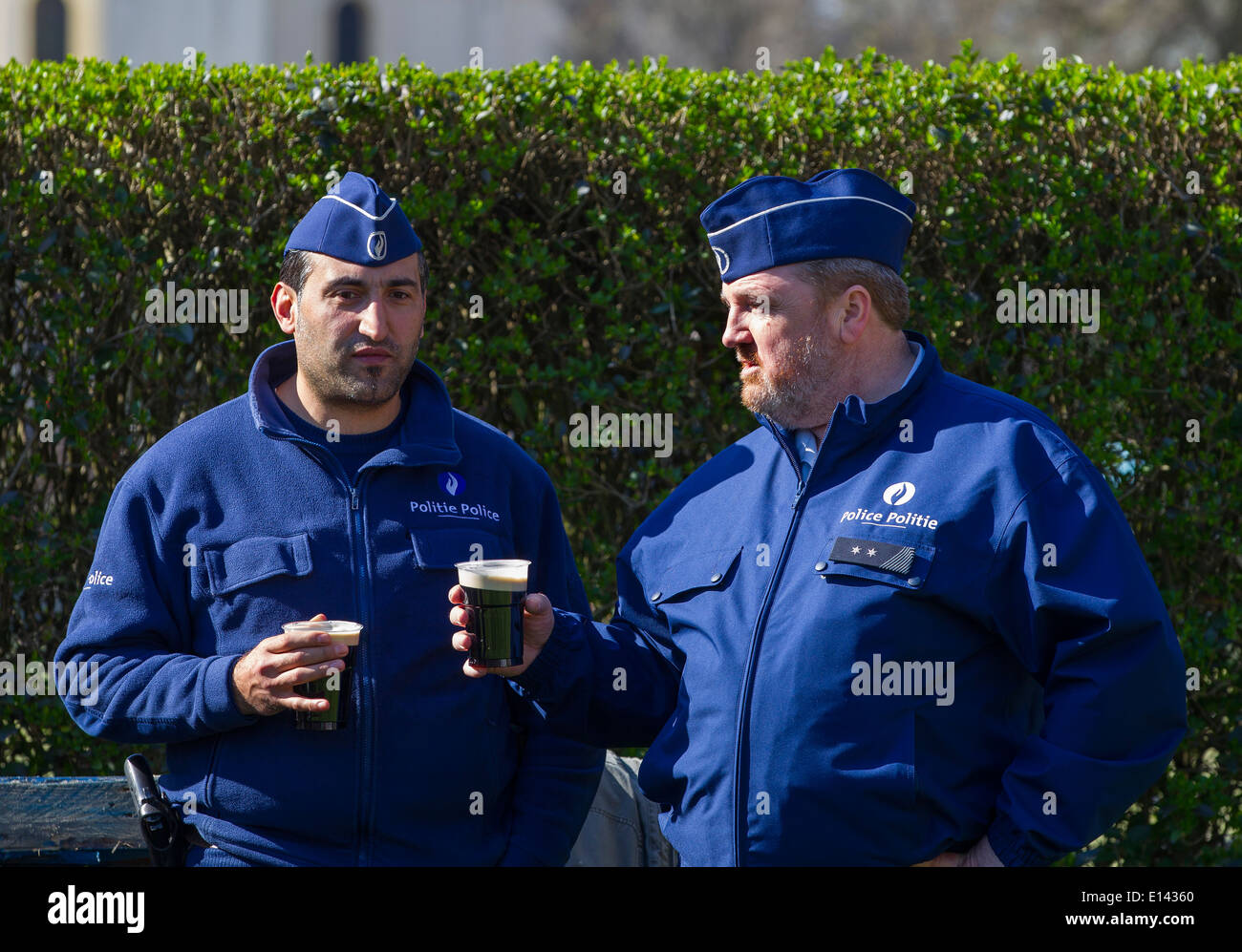 Deux 2 policiers Banque de photographies et d’images à haute résolution ...
