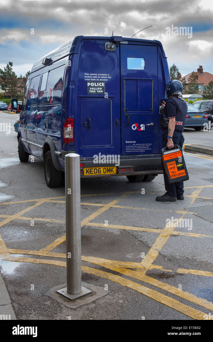 Cash in transit Banque de photographies et d’images à haute résolution ...