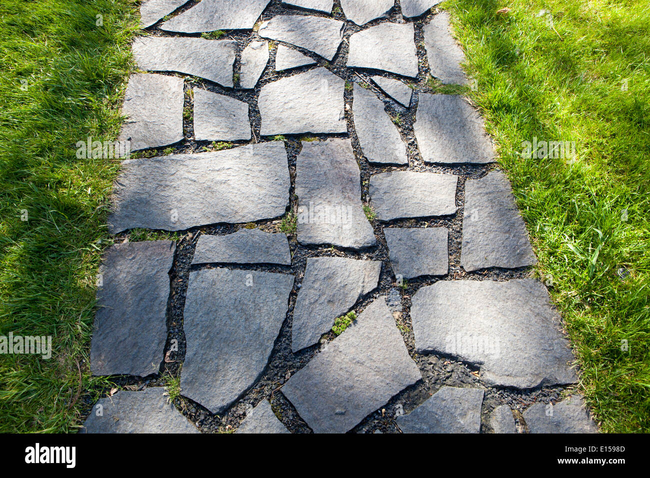 Chemin de jardin et des pierres à Grassy green lawn Photo Stock - Alamy