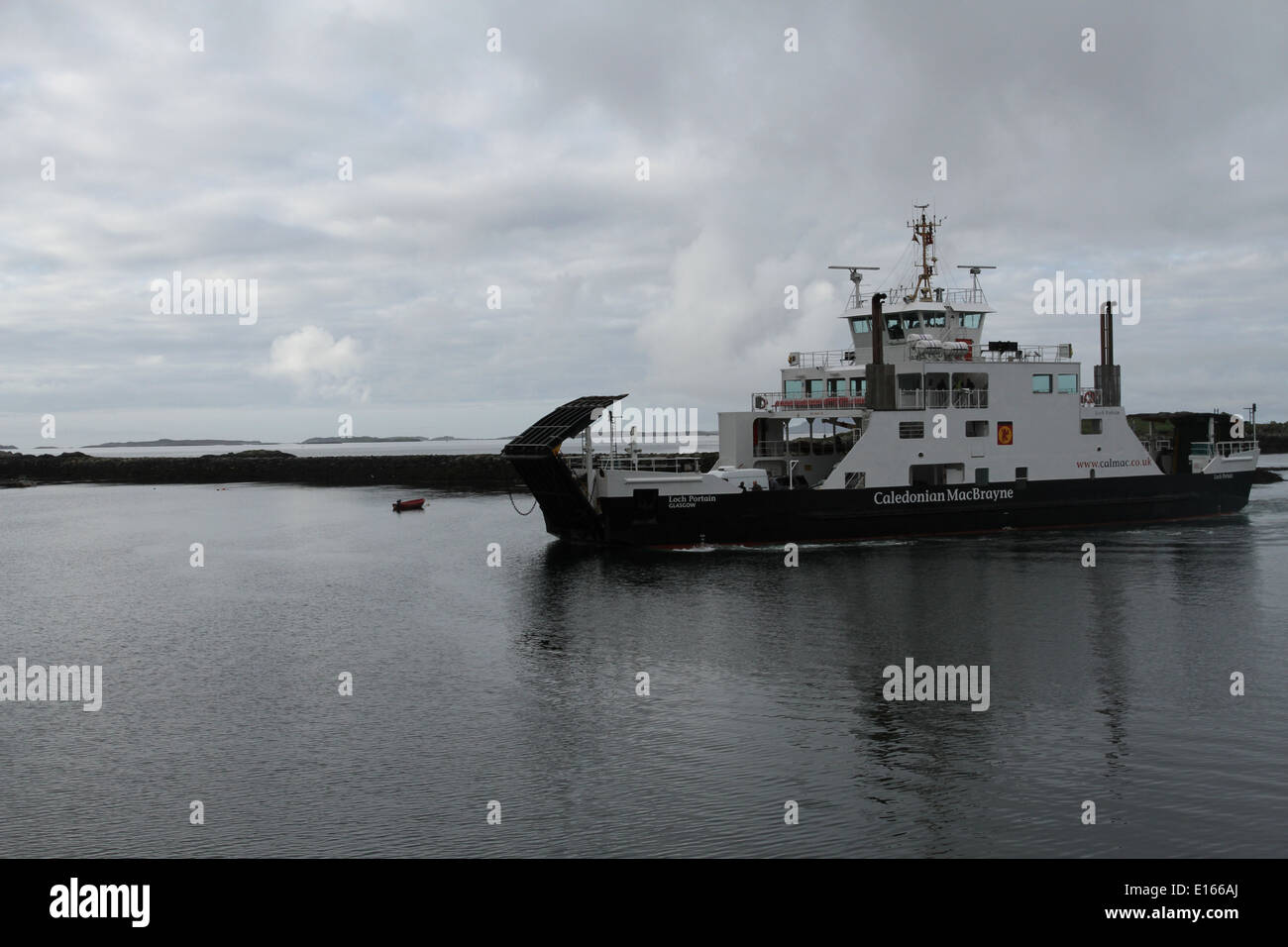 Ferry de calmac mv loch portain Banque de photographies et d’images à ...