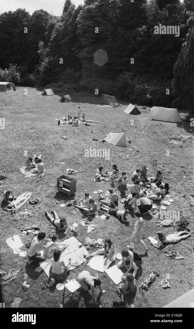 Personnes hippies enfants enfants groupe détente parler socialiser ...