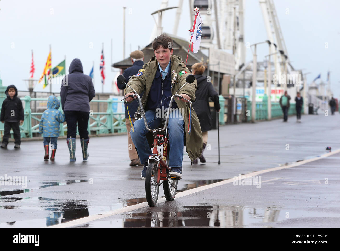 Un jeune garçon sur un vélo Raleigh Chopper, cycles le long front de ...