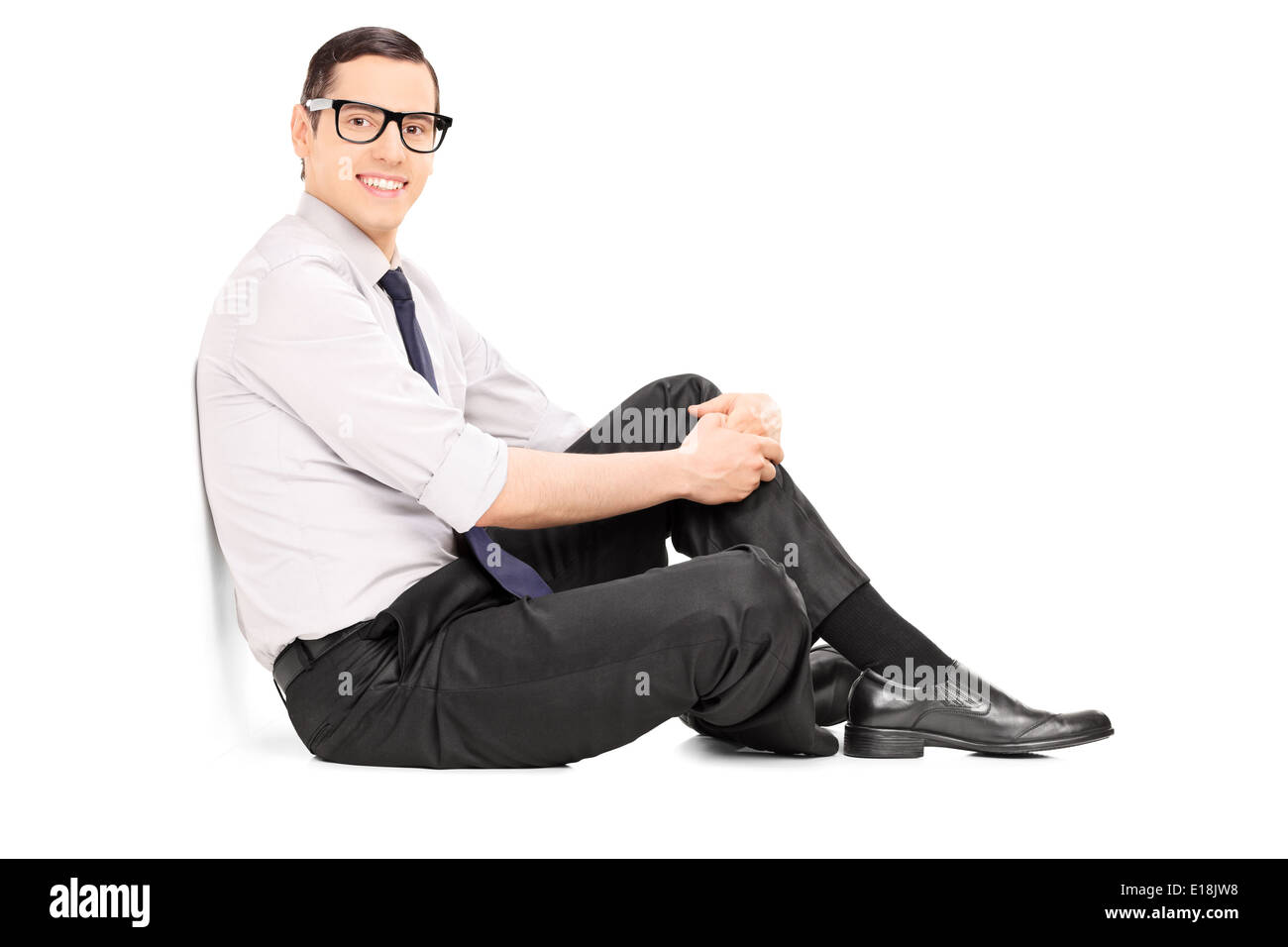 Homme assis par terre sur le sol Banque de photographies et d’images à ...