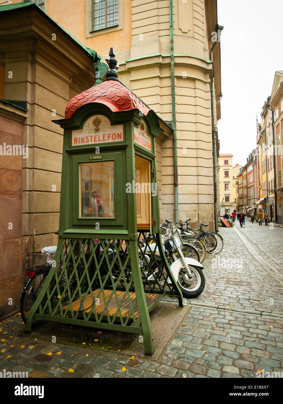 Une vieille cabine téléphonique traditionnel (Rikstelefon marque de ...