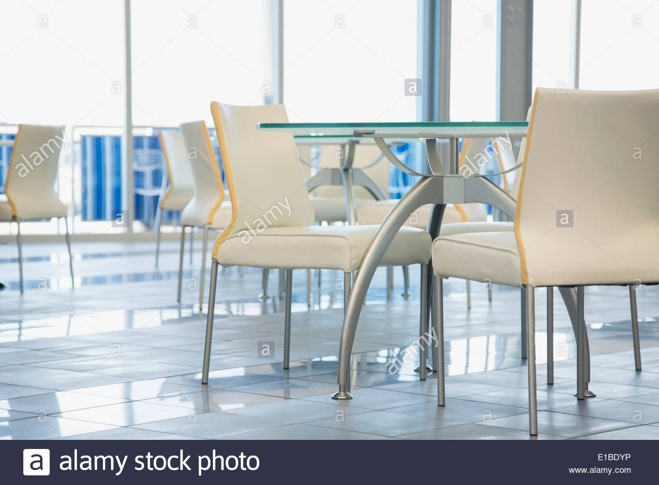 Tables et chaises de bureau Banque de photographies et d’images à haute ...