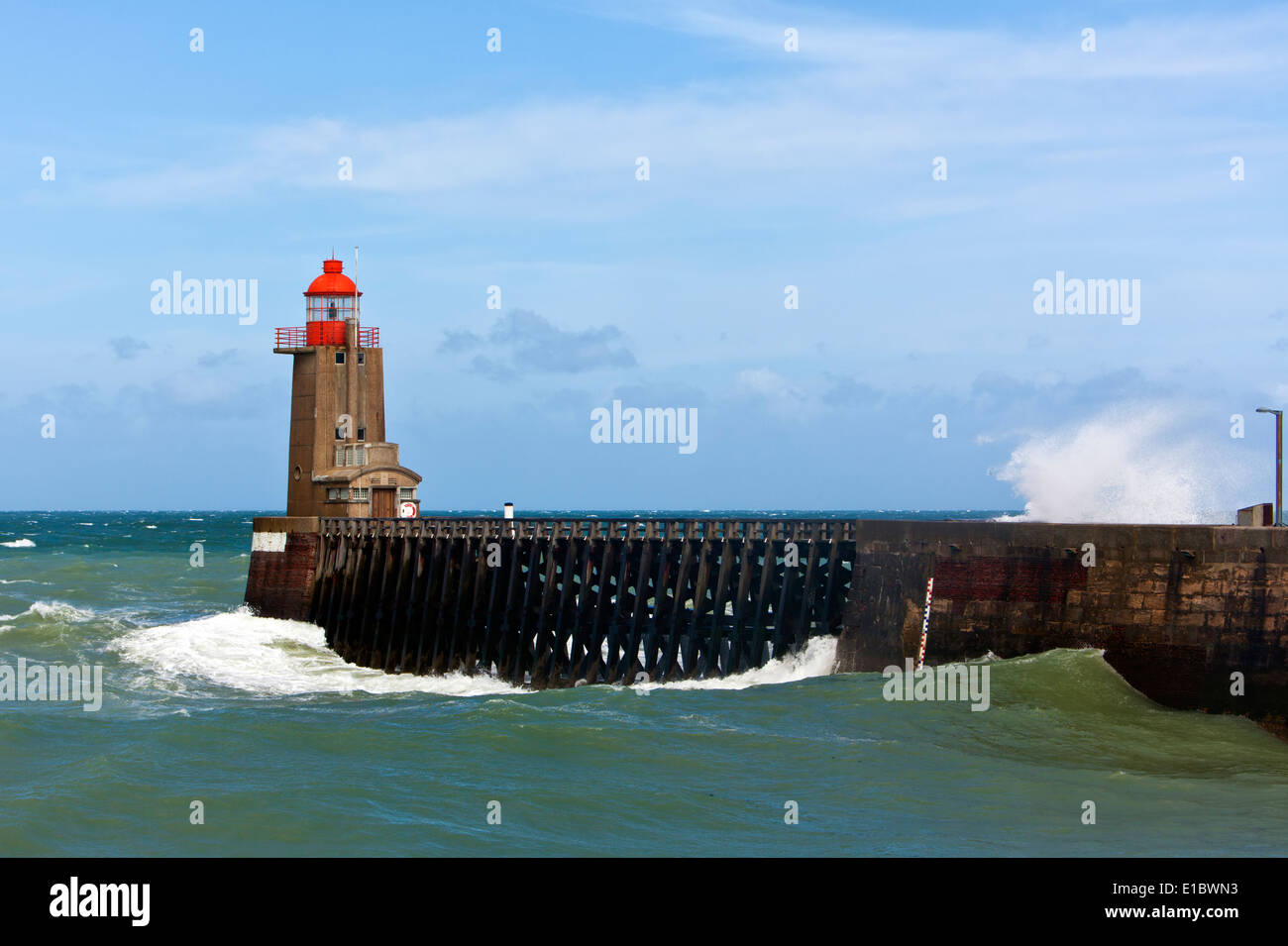 Gyrophare rouge dans le port de Fécamp, Normandie, France Photo Stock ...