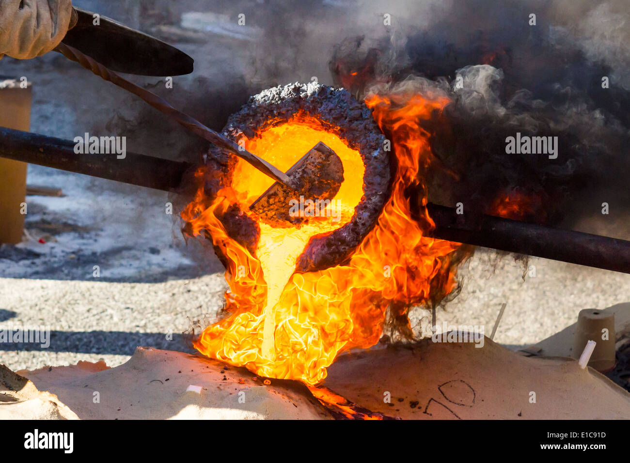 Verser du fer fondu Banque de photographies et d’images à haute ...