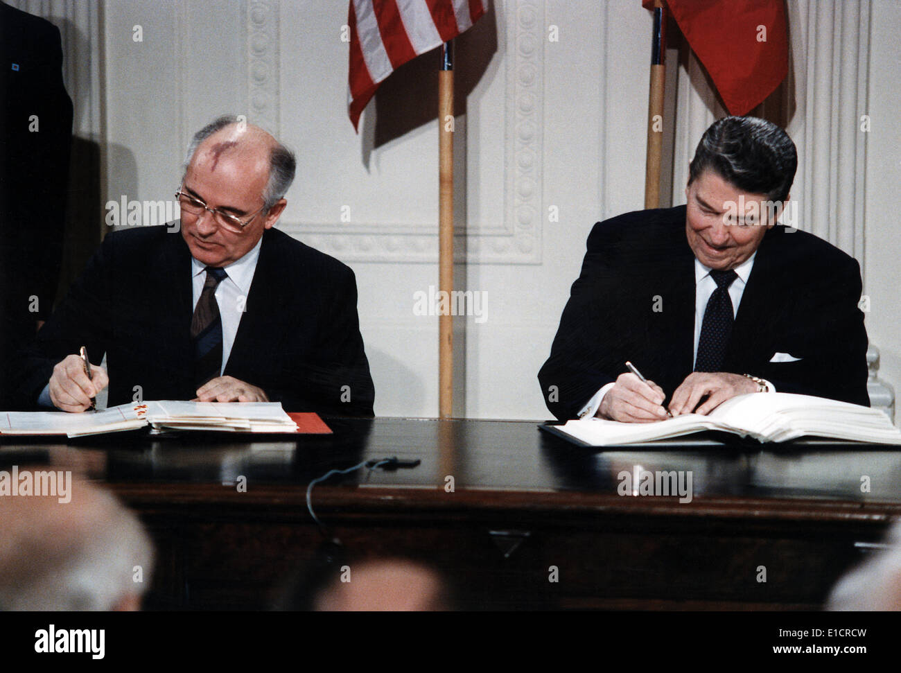 Ronald Reagan. Le Secrétaire général Gorbatchev (L) et le président ...